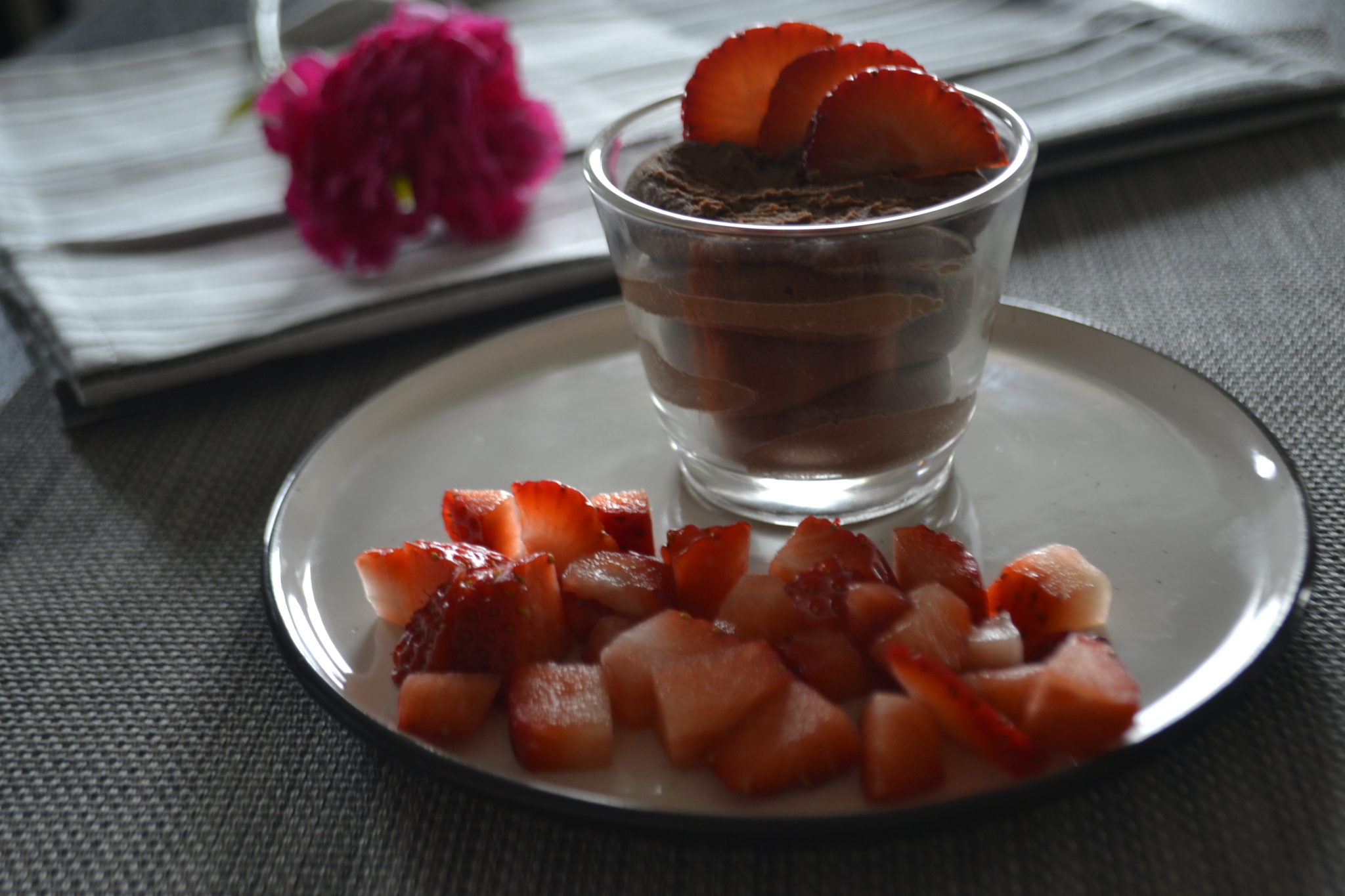 LCHF / Keto: Nem chokolademousse dessert med jordbær - Ketoliv