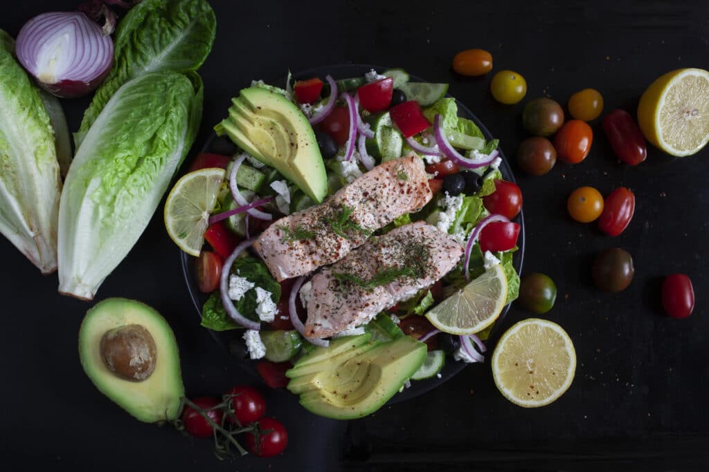 En lækker græsk lakse salat - Ketoliv