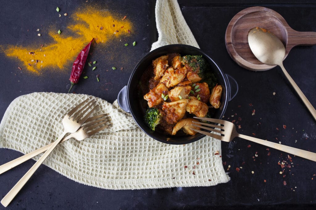 Orientalsk kylling i karry med broccolibuketter - Ketoliv